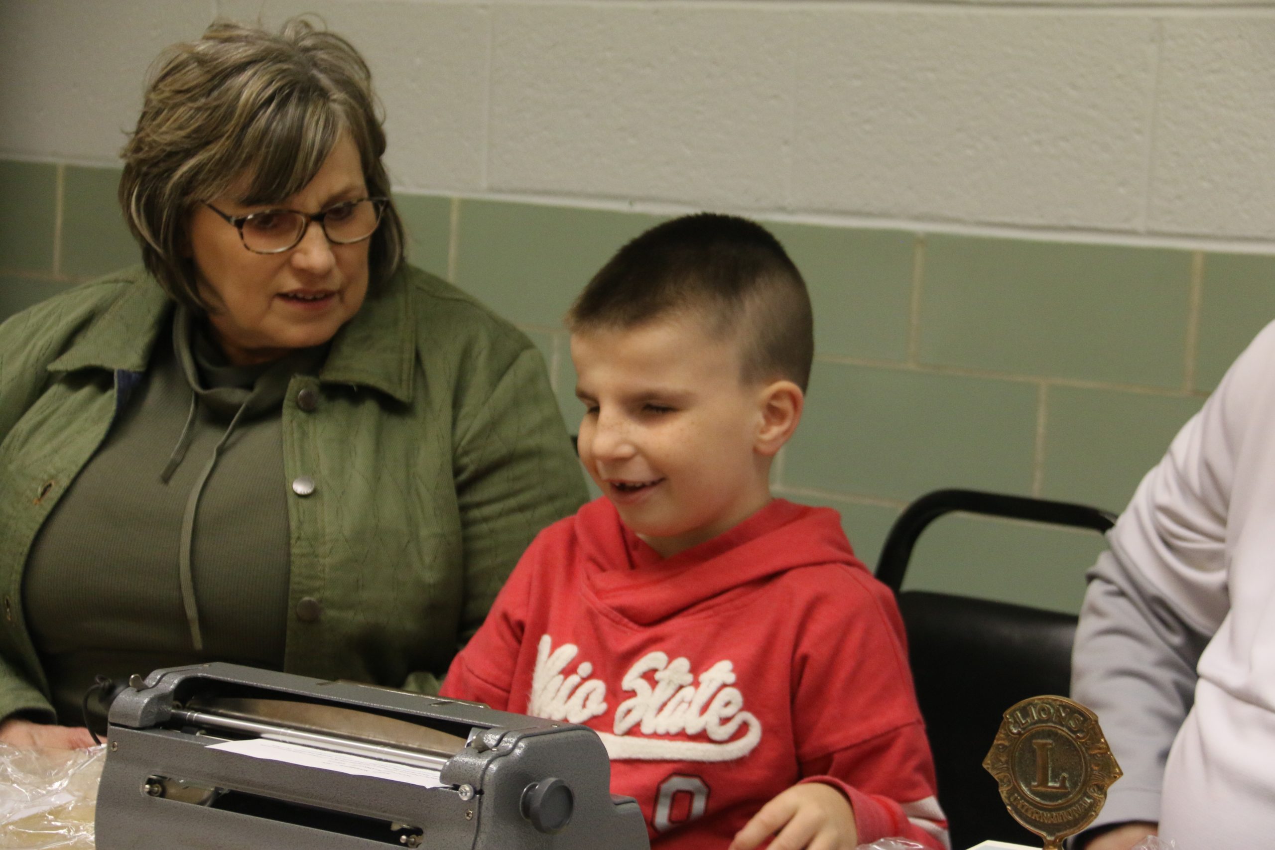 Lions Club gifts braille typewriter to Mount Vernon boy