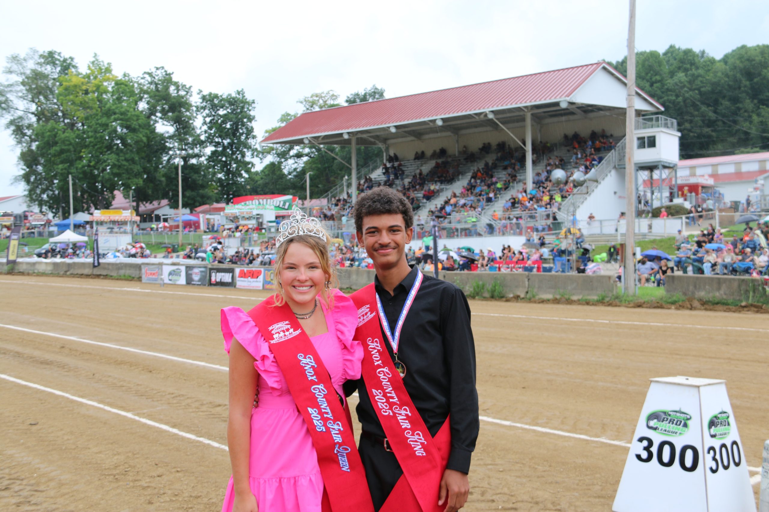 Brady & Auker crowned king and queen of Knox County Fair